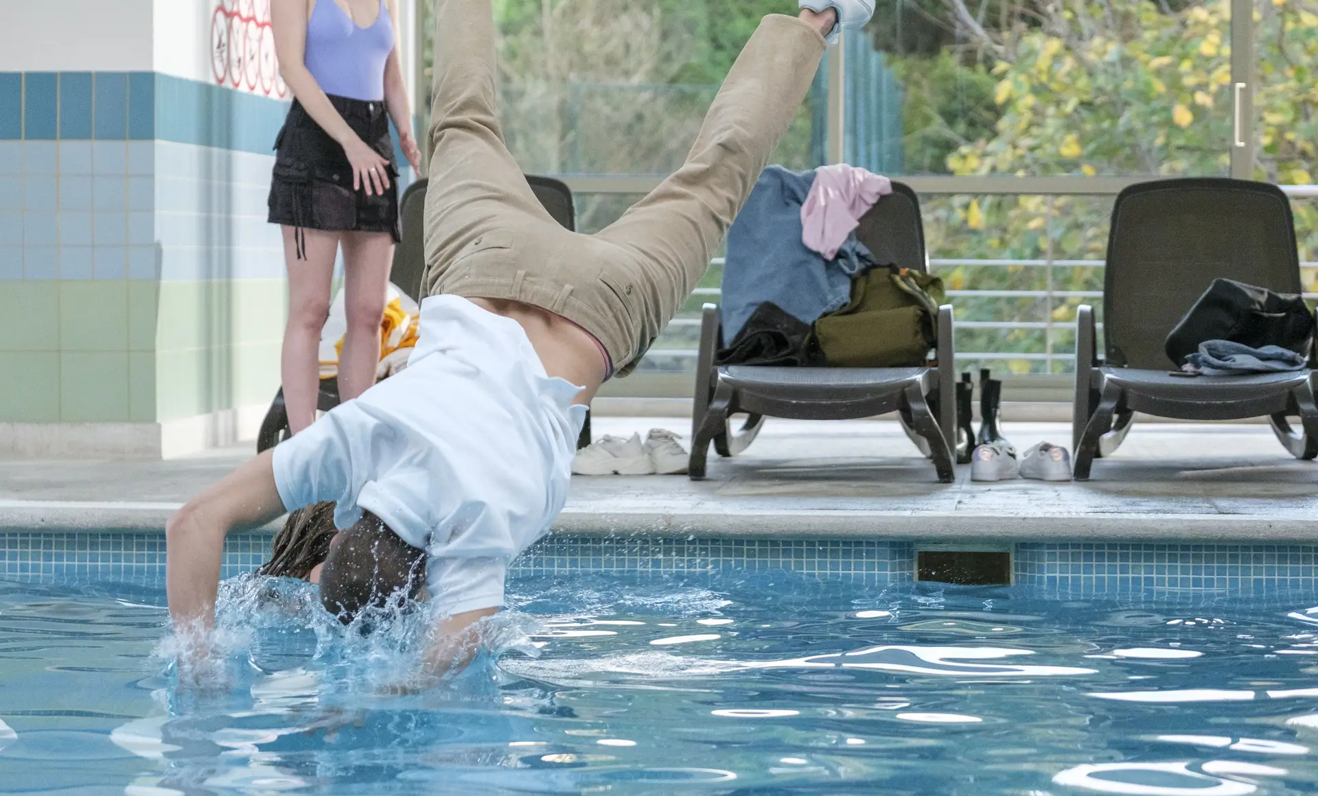 Maria mete-se com Pedro e atira-o à piscina: “Achei que estavas com ...