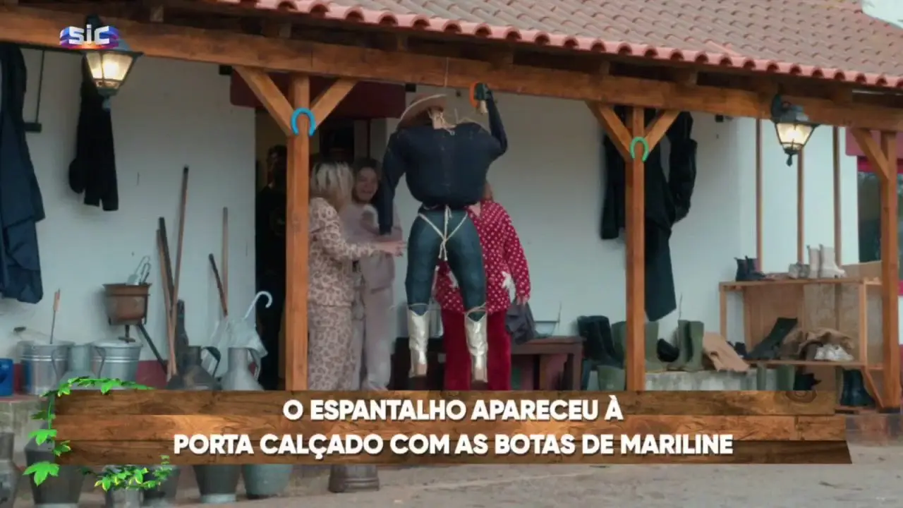 “Acham que foi dedicado a mim?”: Espantalho aparece à porta com botas ...