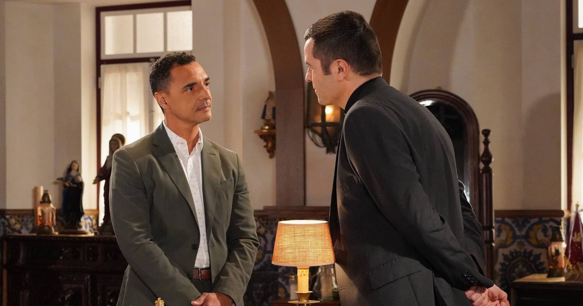 Padre Pinheiro enfrenta Alex para proteger Joana: "Afaste-se ou vai ter ...