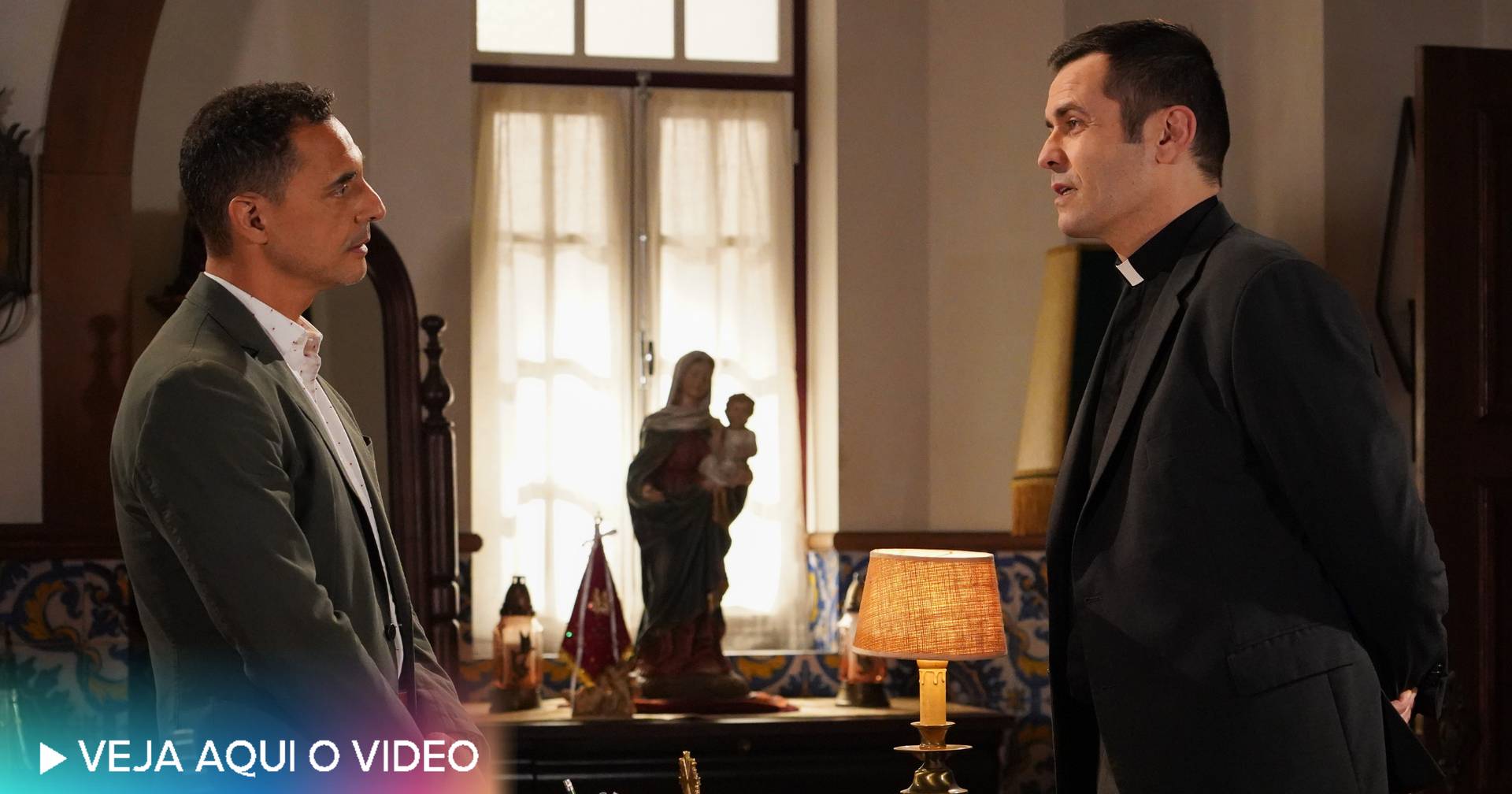 Padre Pinheiro enfrenta Alex para proteger Joana: “Afaste-se ou vai ter ...