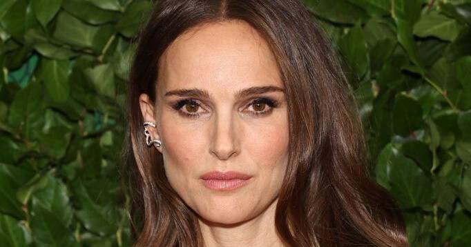 A flor mais bonita! Natalie Portman arrasa em mini vestido chique - SIC