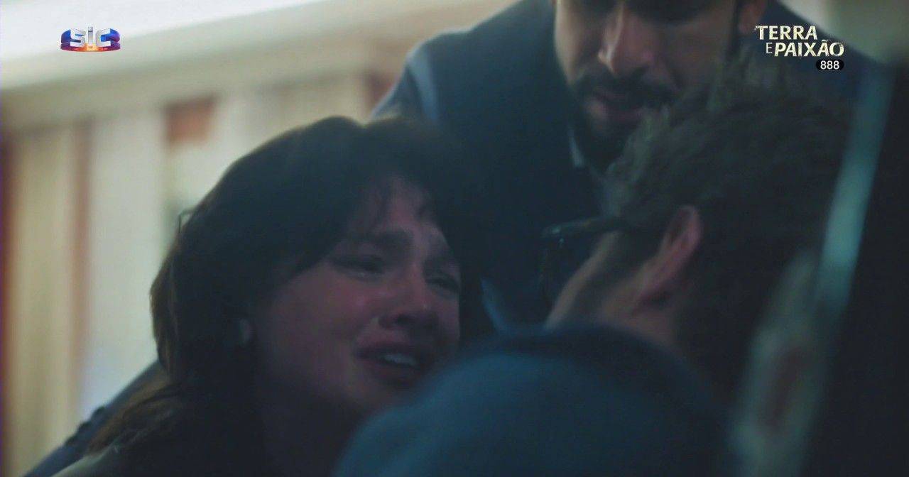 Pânico! Petra atinge Hélio com a arma: "Que foi que eu fiz?" - SIC