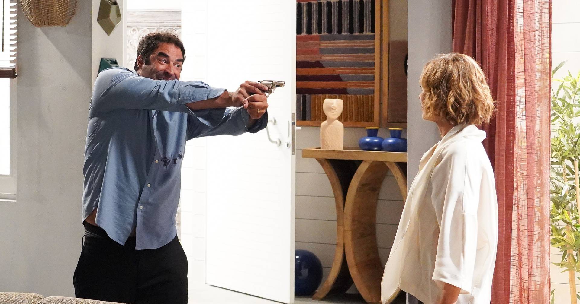 Resumo 'A Promessa': Miguel aponta arma a Helena - SIC