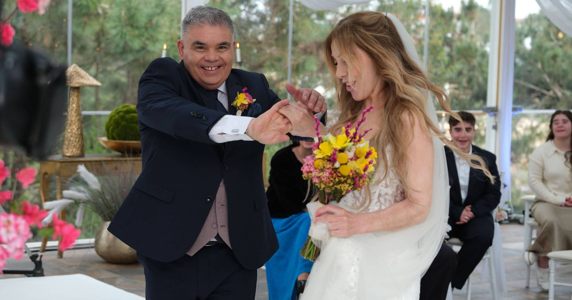 Apanhados! Marta e César juntos pela primeira vez no altar - SIC