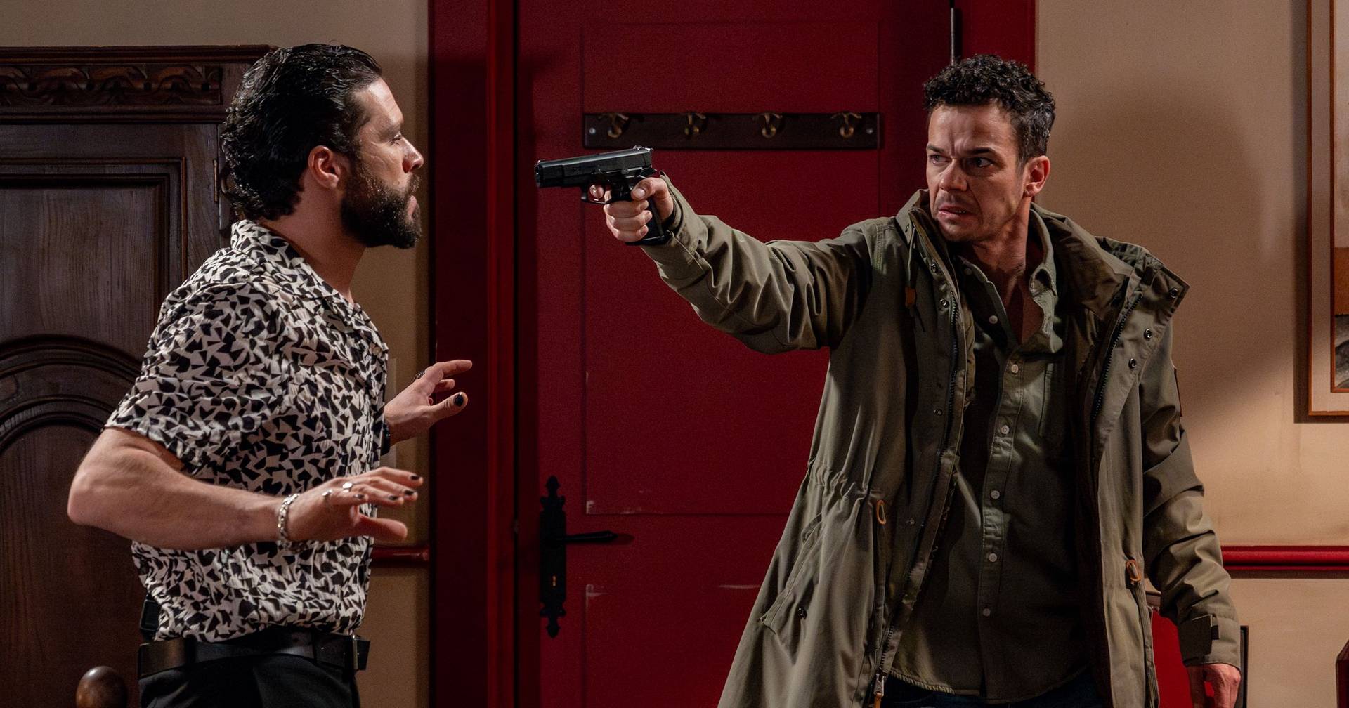 Resumo 'A Herança': Pedro aponta arma a Heitor - SIC