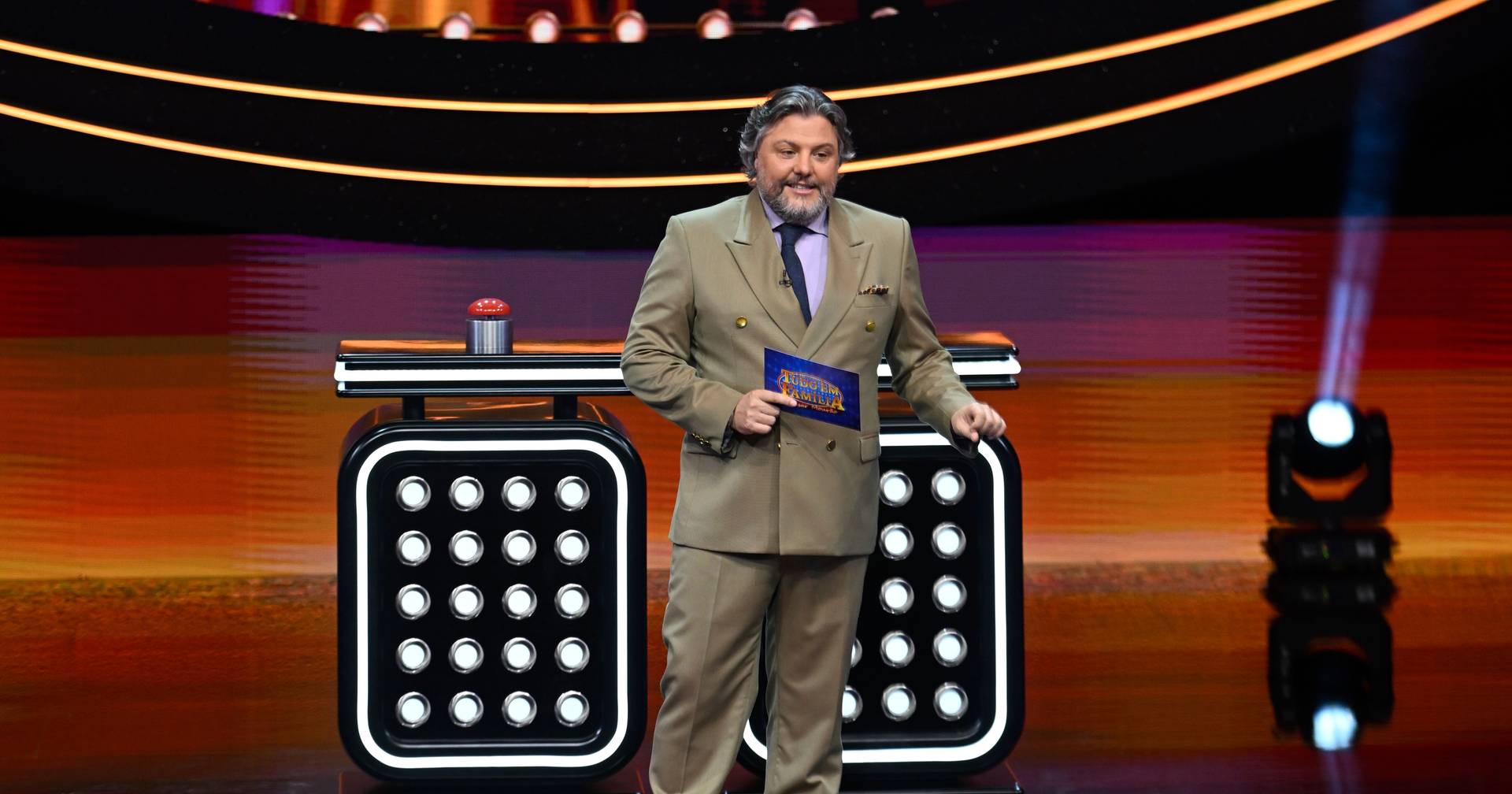 César Mourão avisa concorrente: "Pode usar o pénis quando quiser durante o programa" - SIC