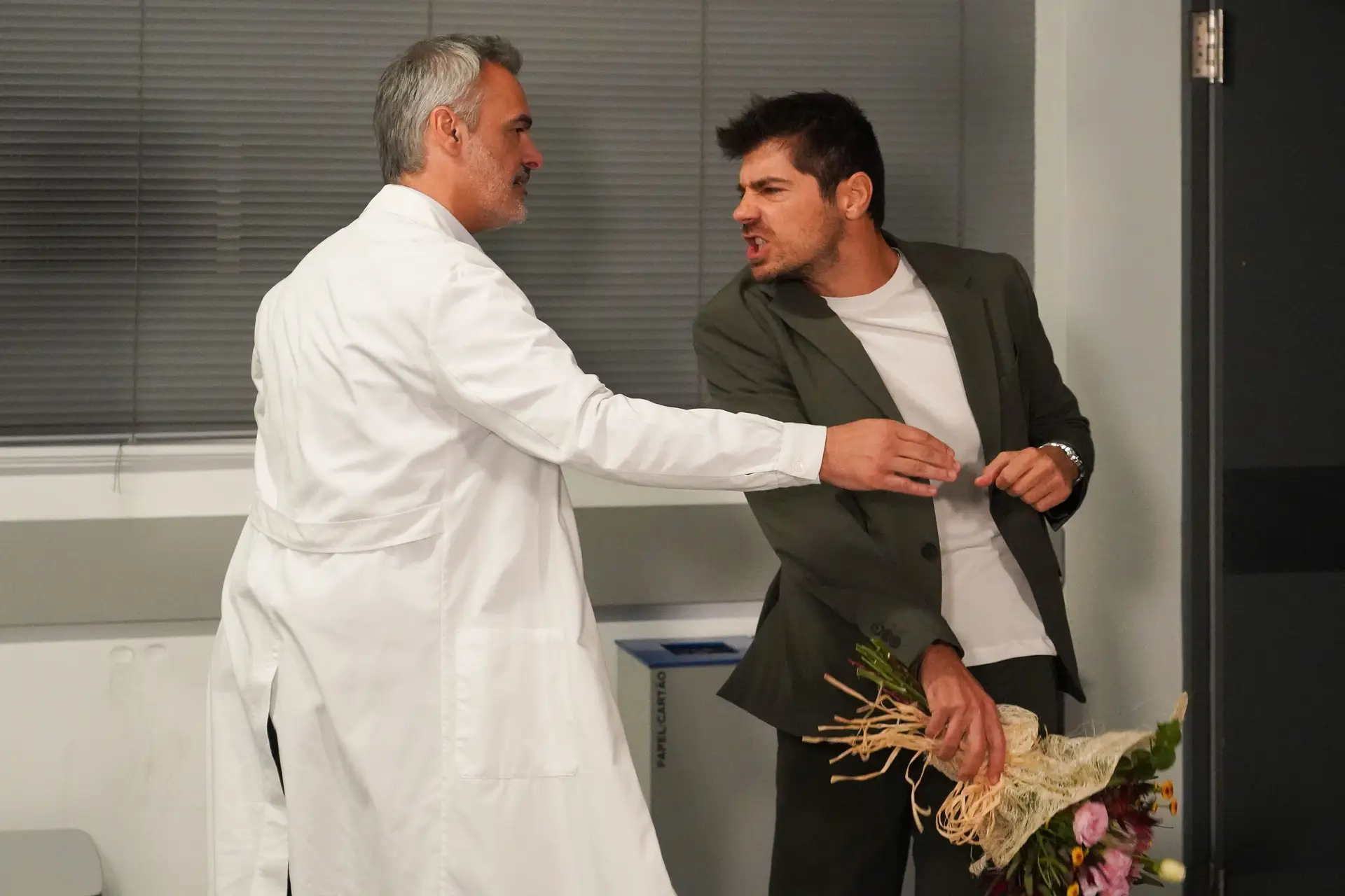 Resumo 'A Promessa': Tomás arma um escândalo no hospital - SIC