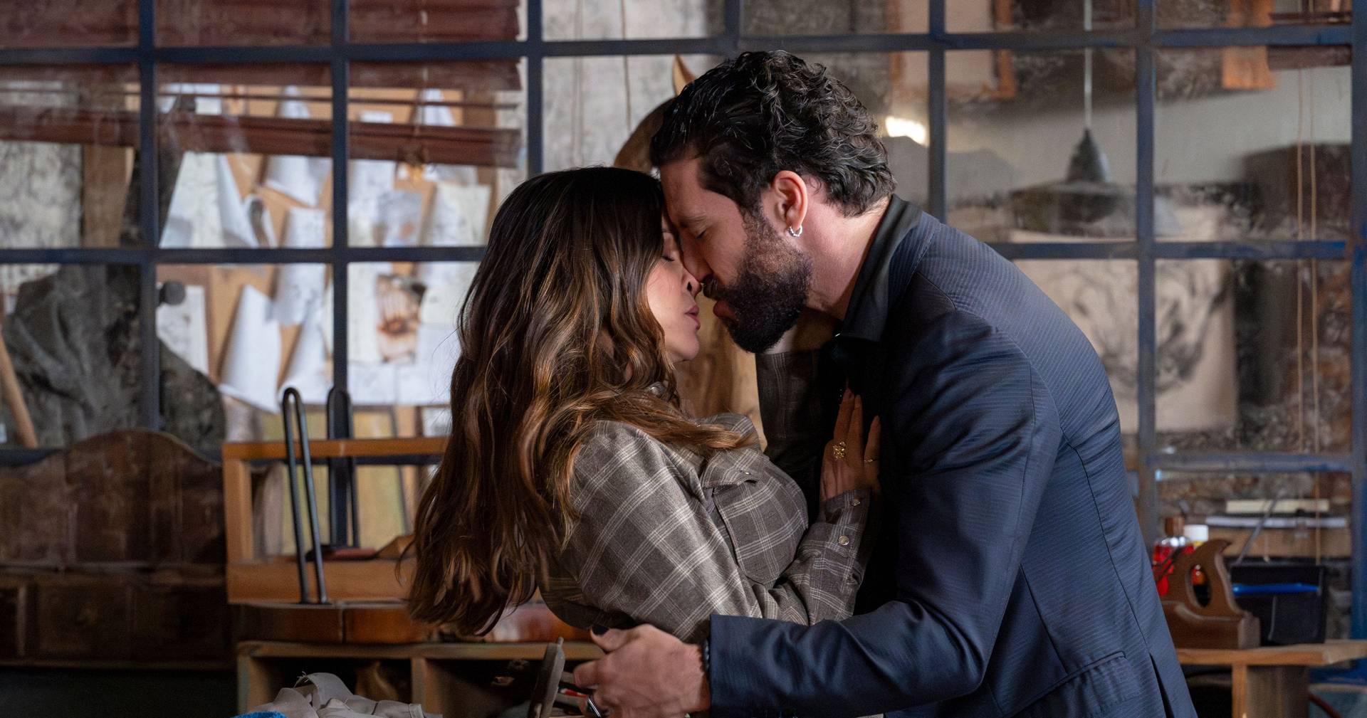 Pilar não resiste aos lábios de Heitor: "A tua boca diz uma coisa e o corpo outra" - SIC