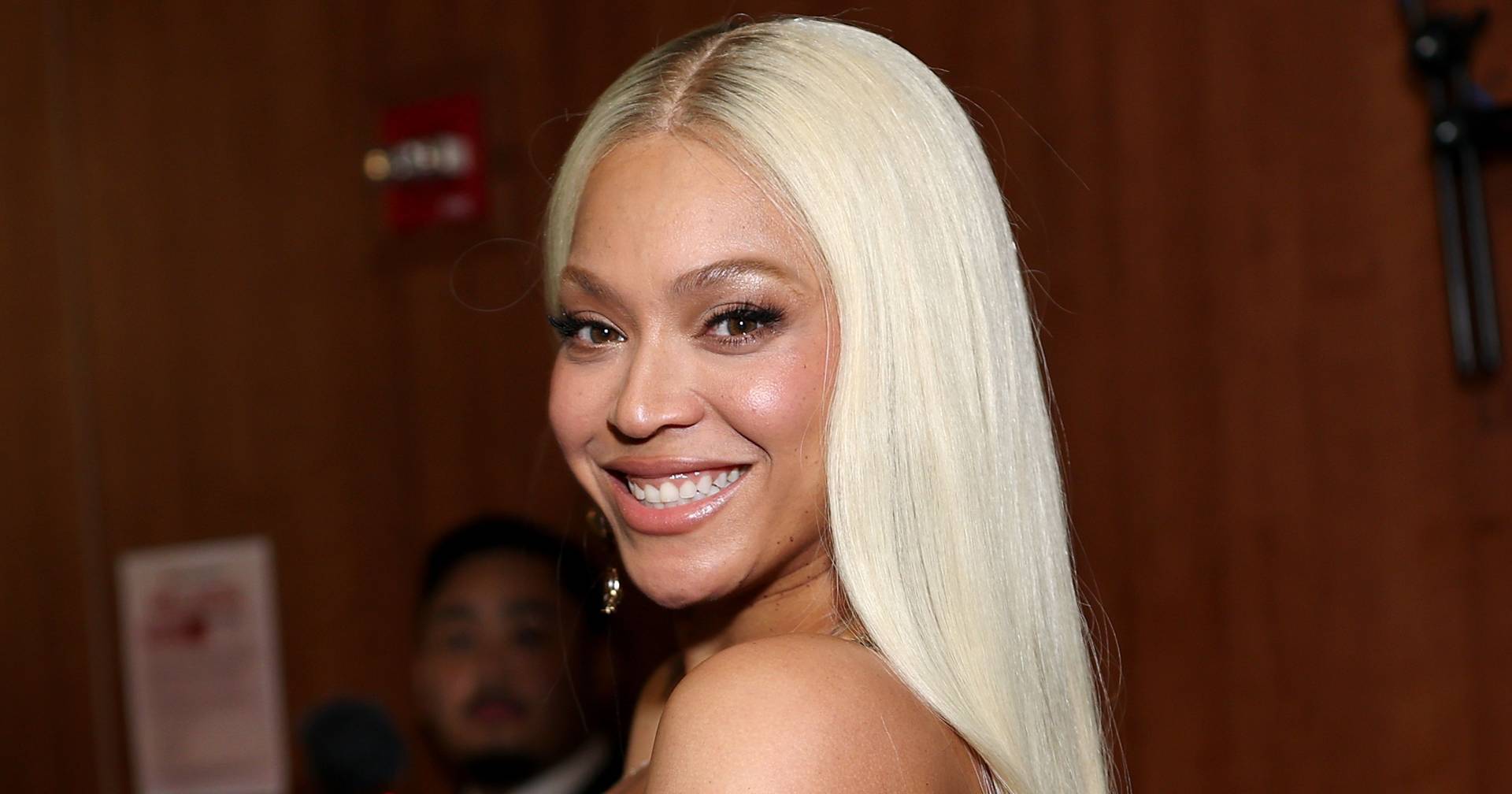 Beyoncé deslumbra com look da marca portuguesa Marques’Almeida na ...