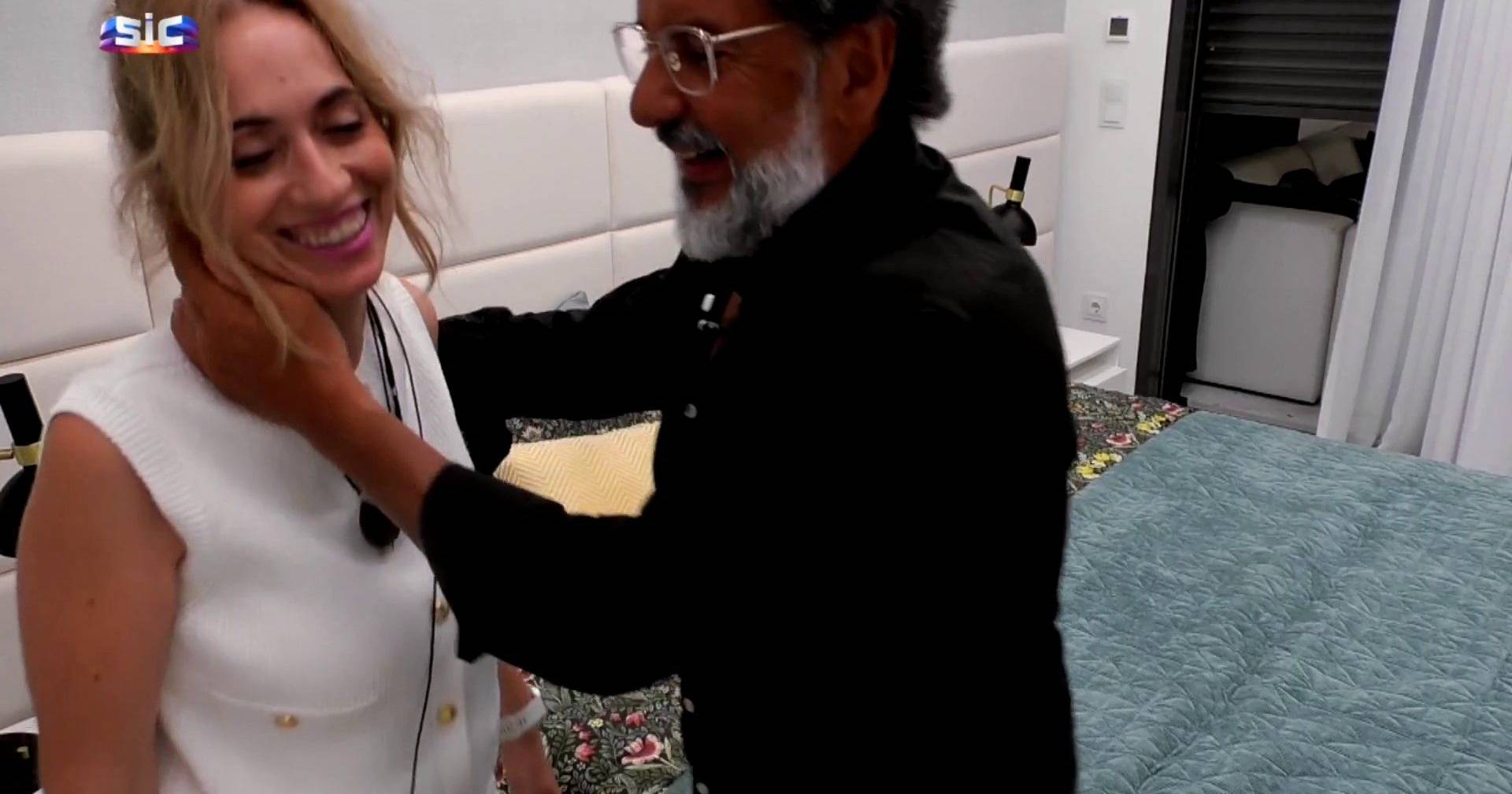 "Ela desviou-se um bocadinho" — Ângela recusa beijo de Zé Luís? - SIC