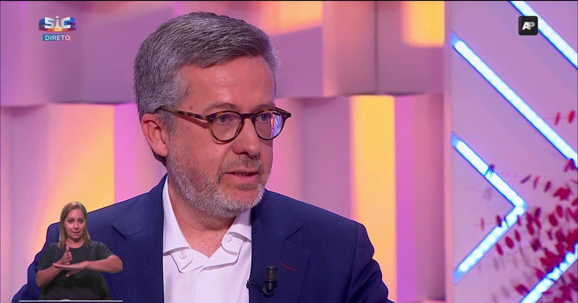 Moedas sobre o cenário que encontrou após o acidente do 'Elevador da ...