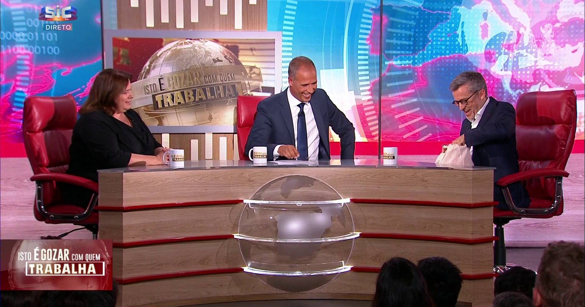 Surpresa em direto! Carlos Moedas oferece presente a Alexandra Leitão: "Aceita?" - SIC