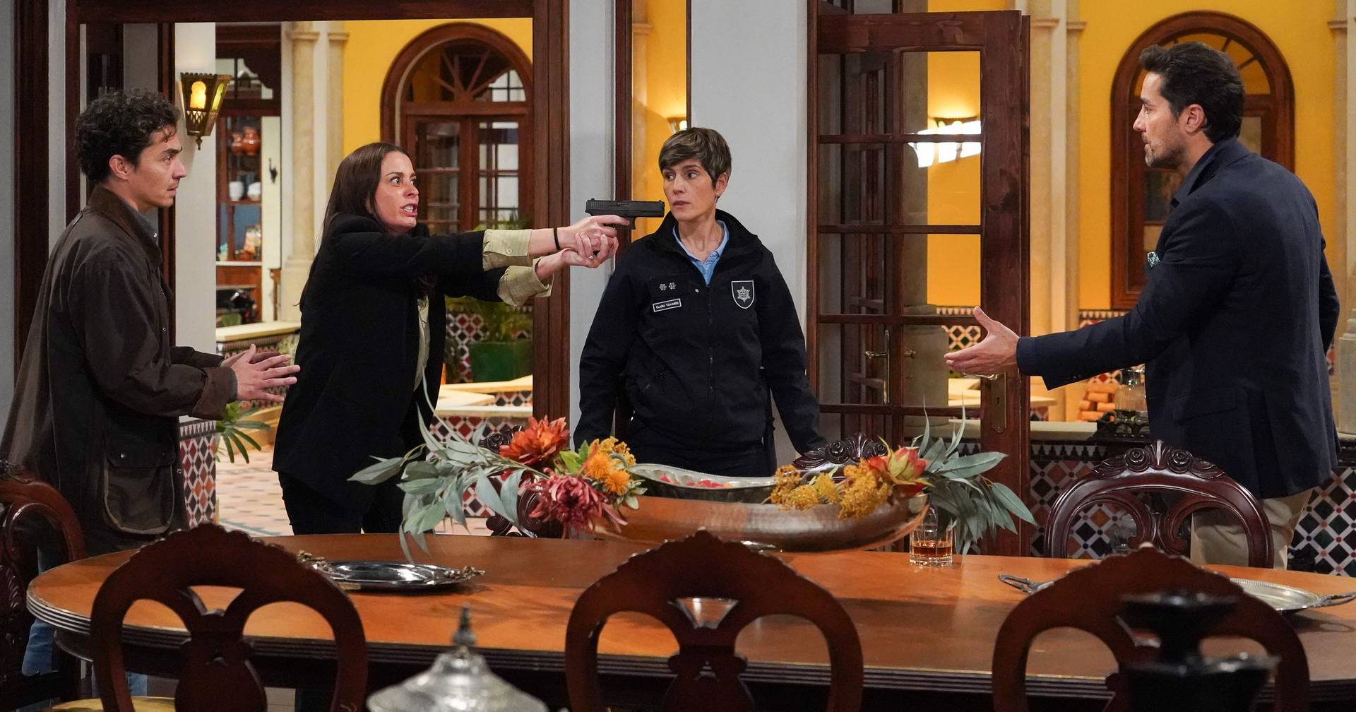 Resumo 'A Herança': Sofia aponta arma a Vicente - SIC