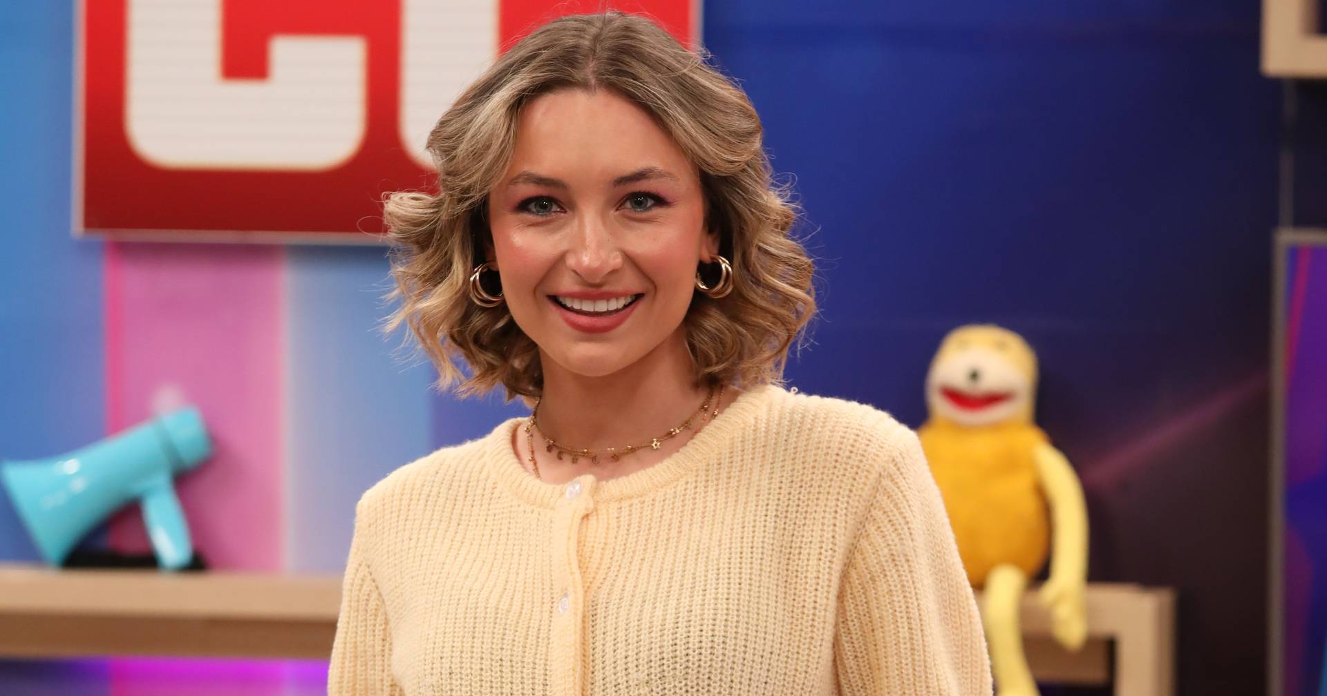 Vestir gola alta sem manchar a maquilhagem? Helena Beck tem a solução - SIC