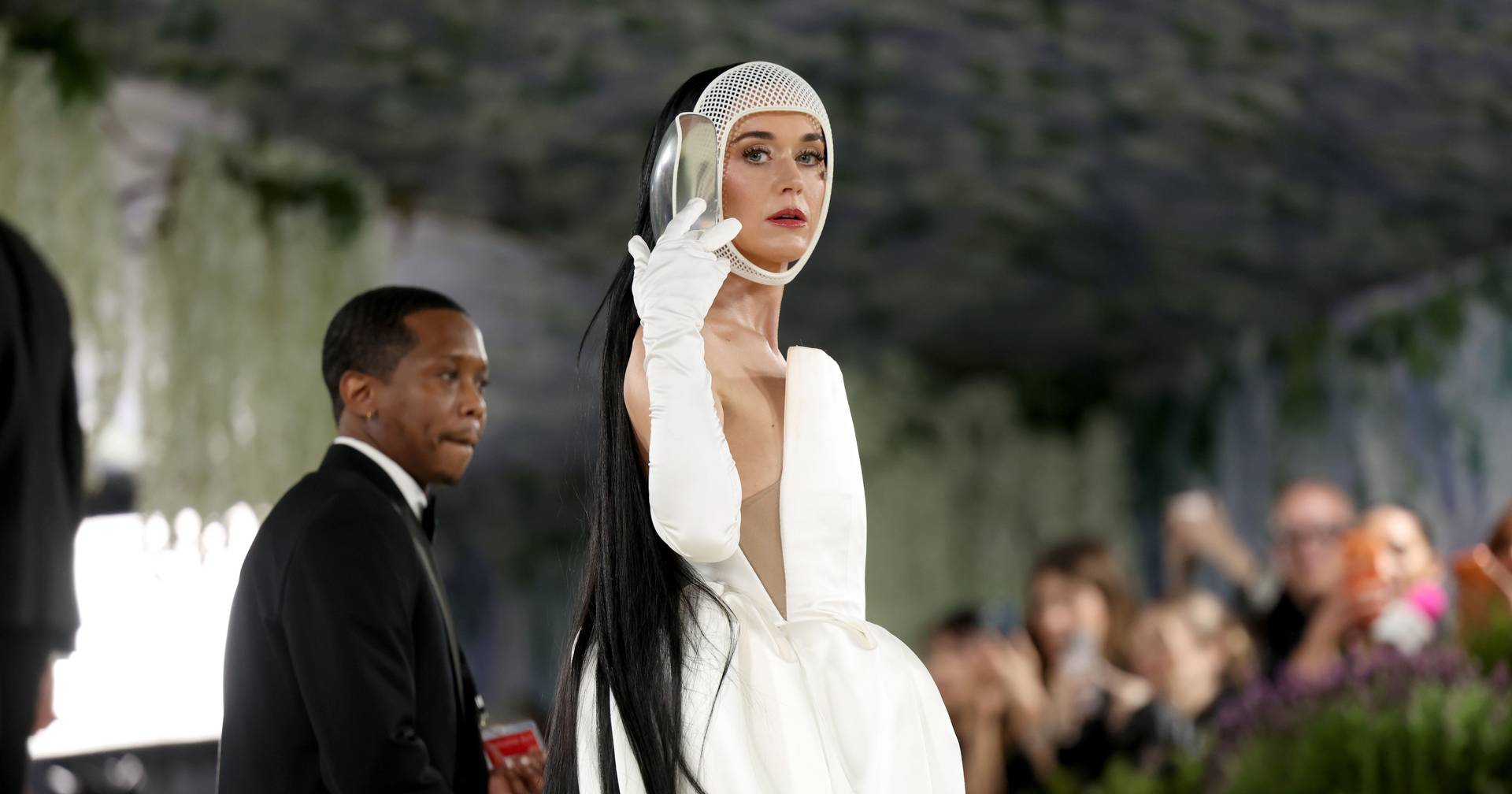 A máscara de Katy Perry na Met Gala tinha um significado (e não era só ...