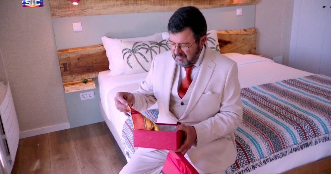António fica confuso com presente de Quinita: “Dizem que corta a ...