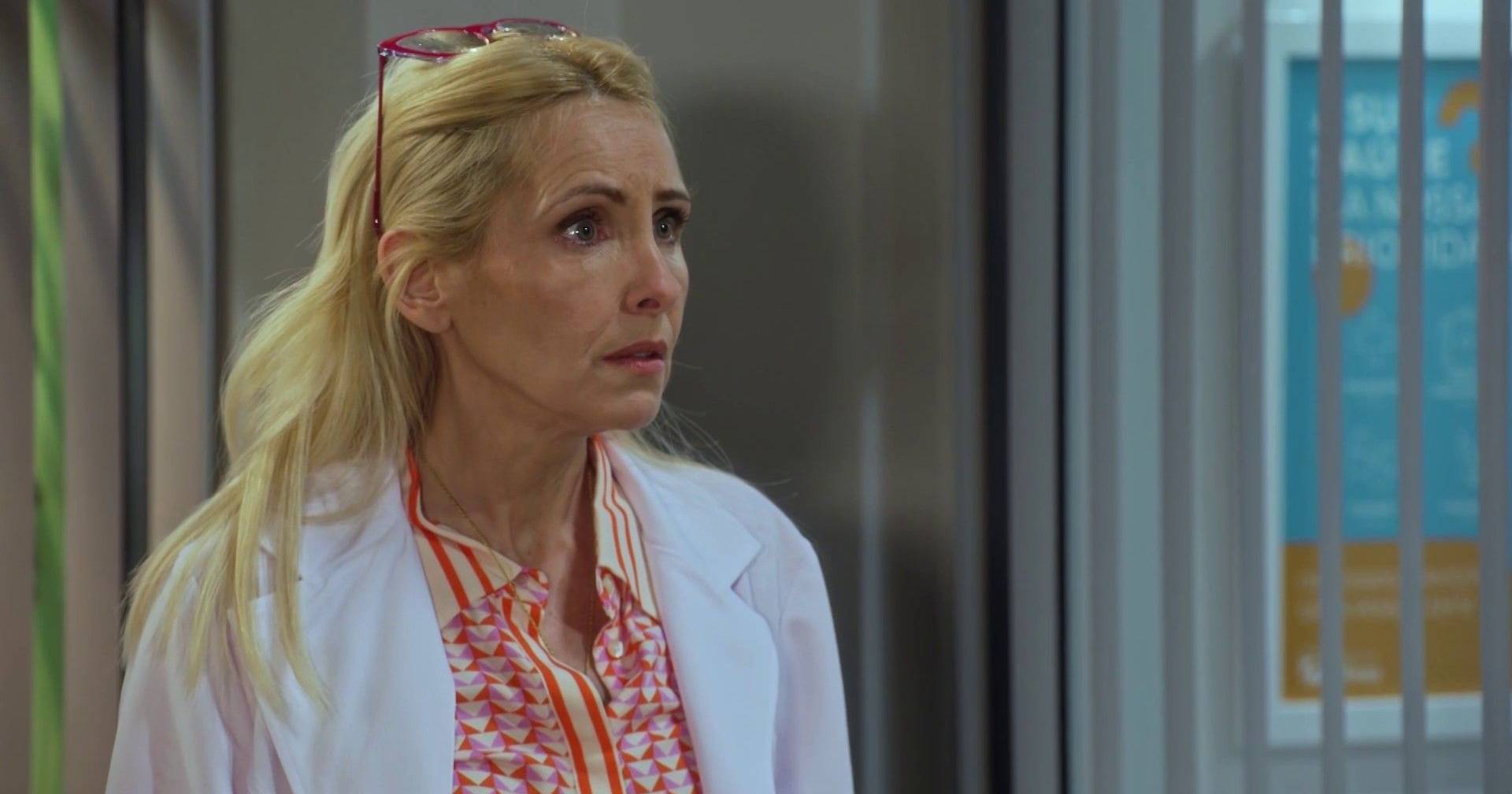 Hoje em 'Páginas da Vida': Leo confronta Helena na clínica - SIC
