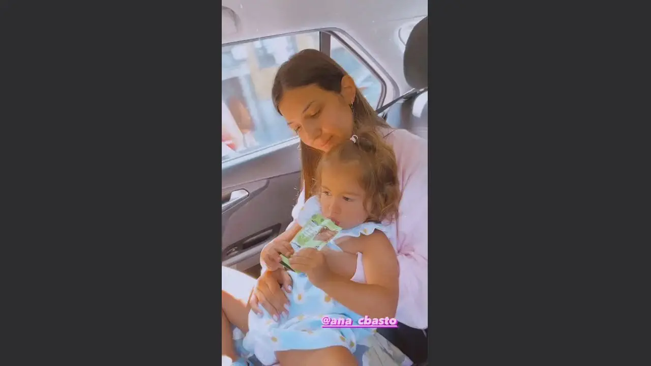 Carina Caldeira é alertada após filha ir ao colo no Uber e esclarece ...