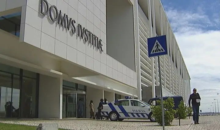 PSP que baleou quatro jovens em Queluz conhece hoje a sentença - SIC ...