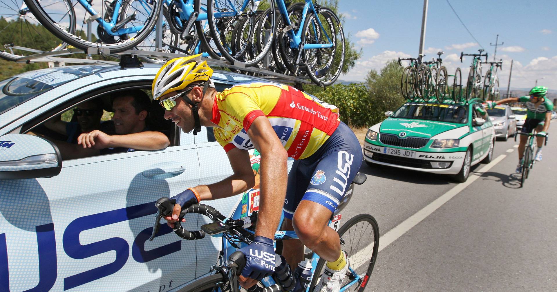 Rui Vinhas segura camisola amarela na Volta a Portugal - SIC Notícias