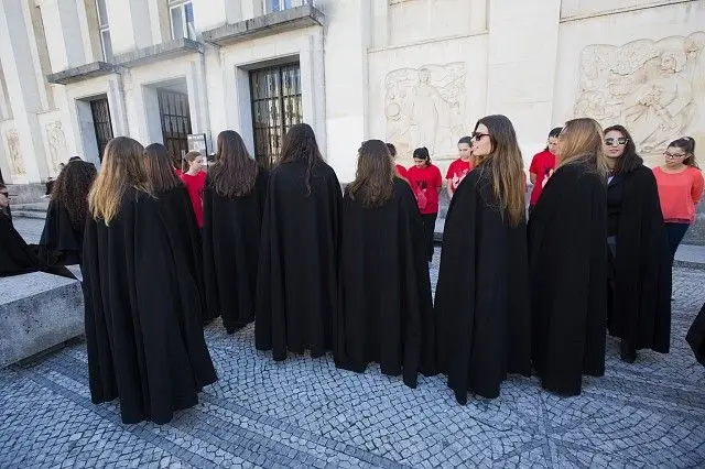 Universidade de Coimbra decidiu manter a praxe académica - SIC Notícias