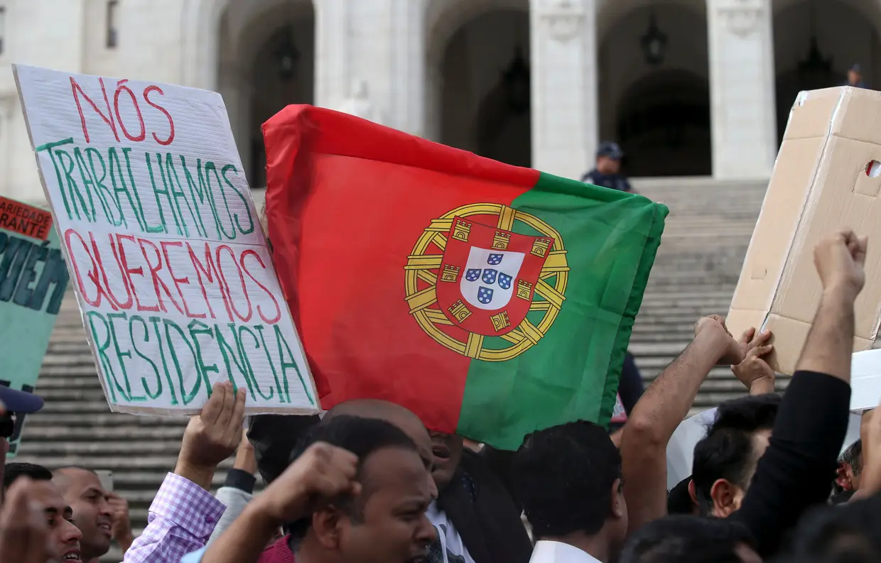 Dezenas de imigrantes em protesto pedem legalização - SIC Notícias