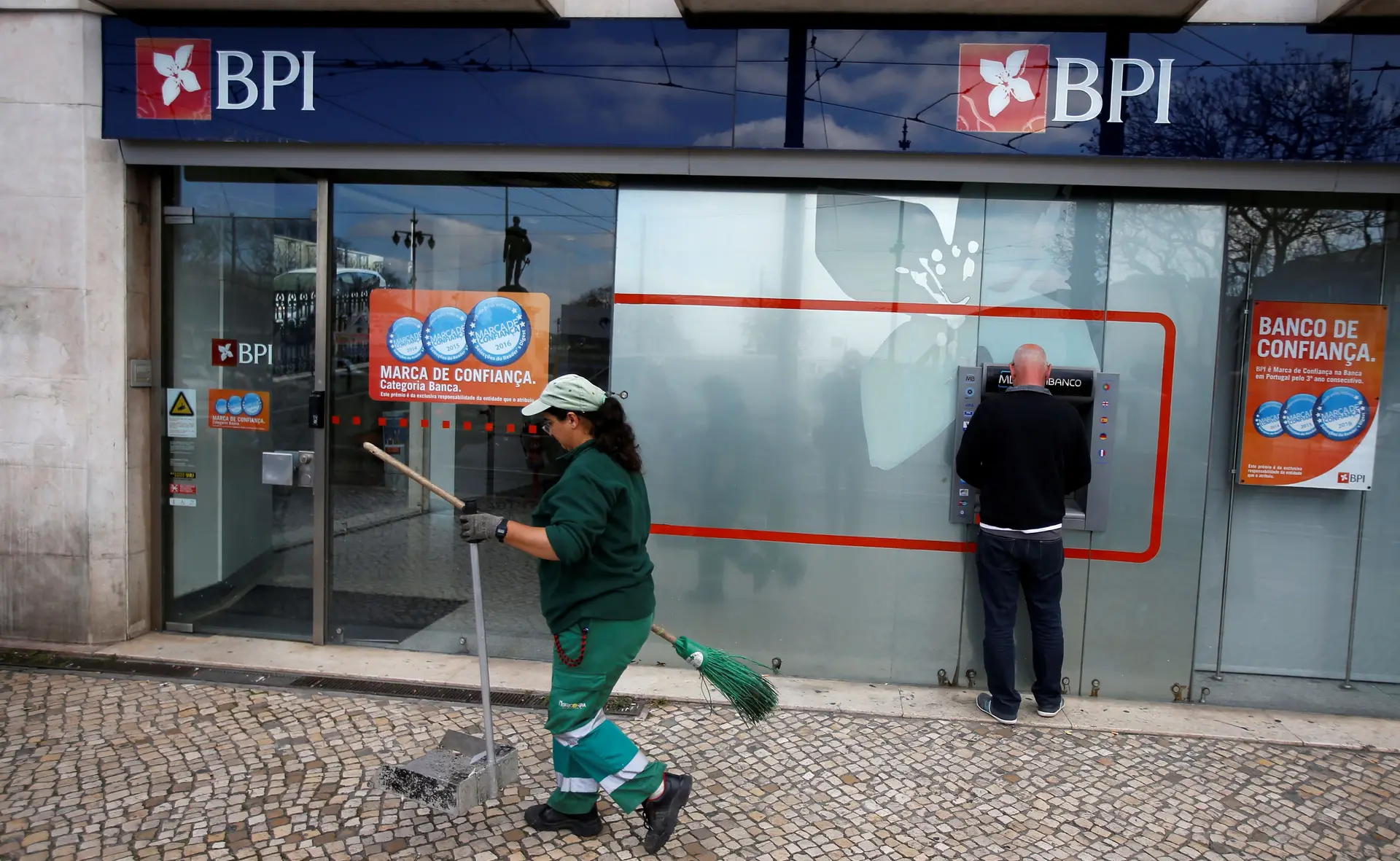 BPI fecha 14 balcões e fica com menos 29 trabalhadores num ano - SIC ...