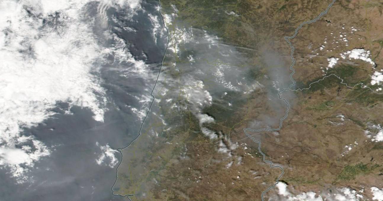 O fumo do incêndio de Pedrógão Grande visto do espaço - SIC Notícias