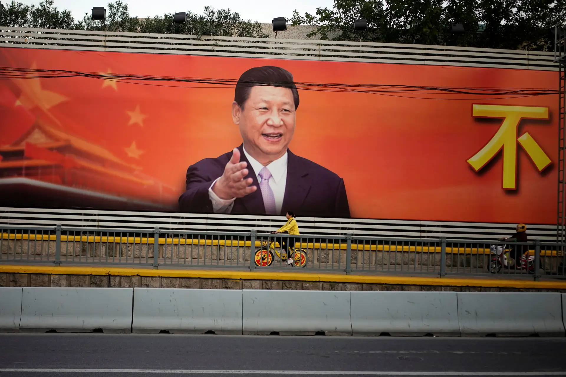 Xi Jinping é o líder chinês mais poderoso em 40 anos - SIC Notícias