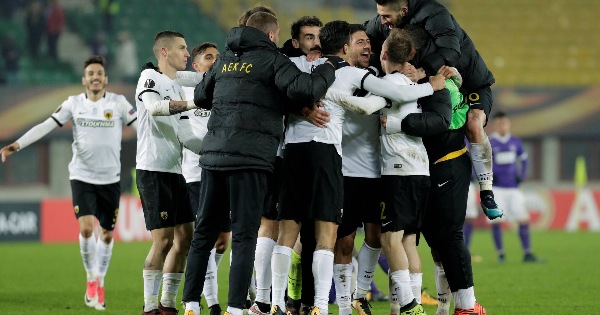 AC Milan e AEK apurados no grupo D - SIC Notícias