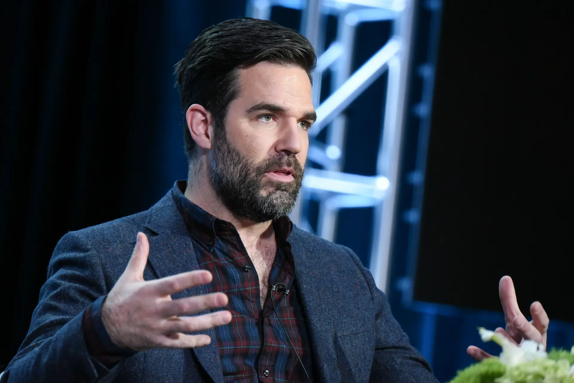 Filho do ator Rob Delaney morre aos dois anos vítima de cancro - SIC ...