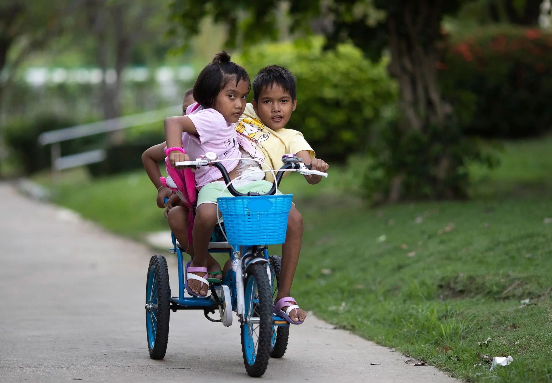 O dia-a-dia de duas irmãs siamesas que vivem juntas há nove anos - SIC ...