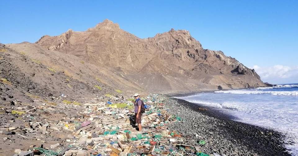 Plásticos de pelo menos 25 países invadem ilha de Cabo Verde - SIC Notícias