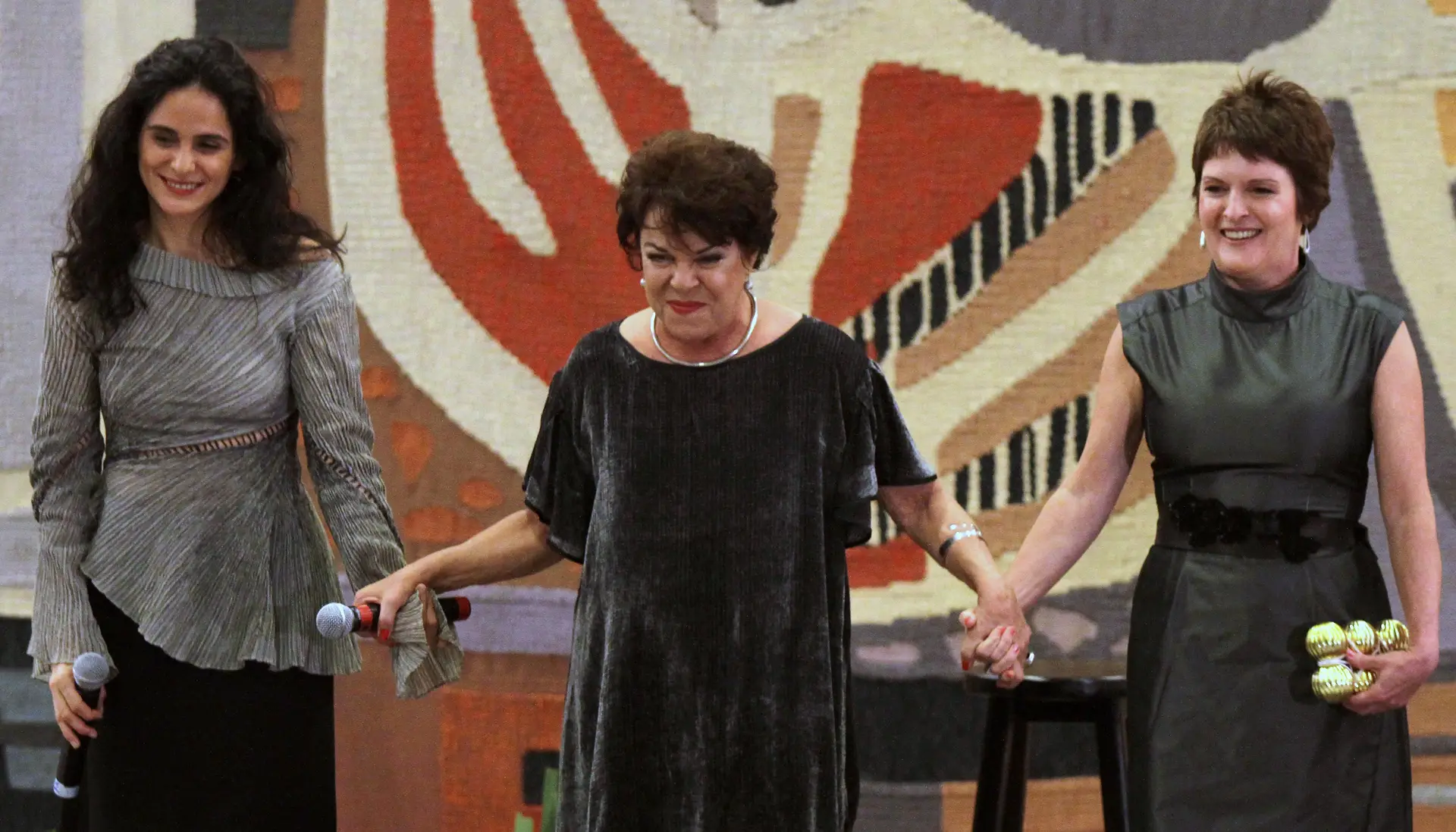 Cantora e compositora Miúcha morreu aos 81 anos no Rio de Janeiro - SIC ...