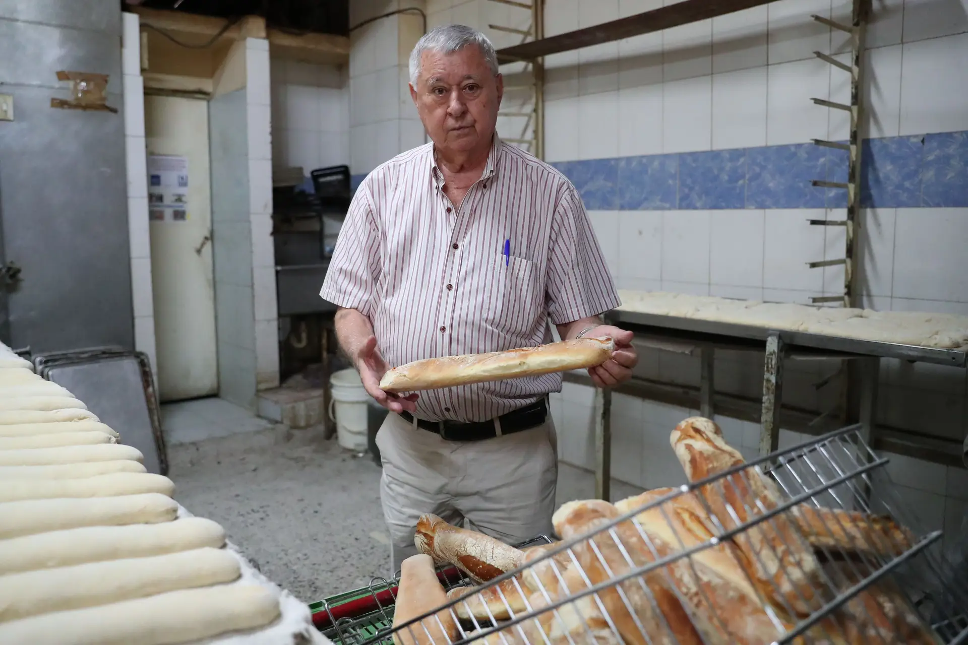 Padeiro português lamenta fome em Caracas e dá a quem lhe pede - SIC ...