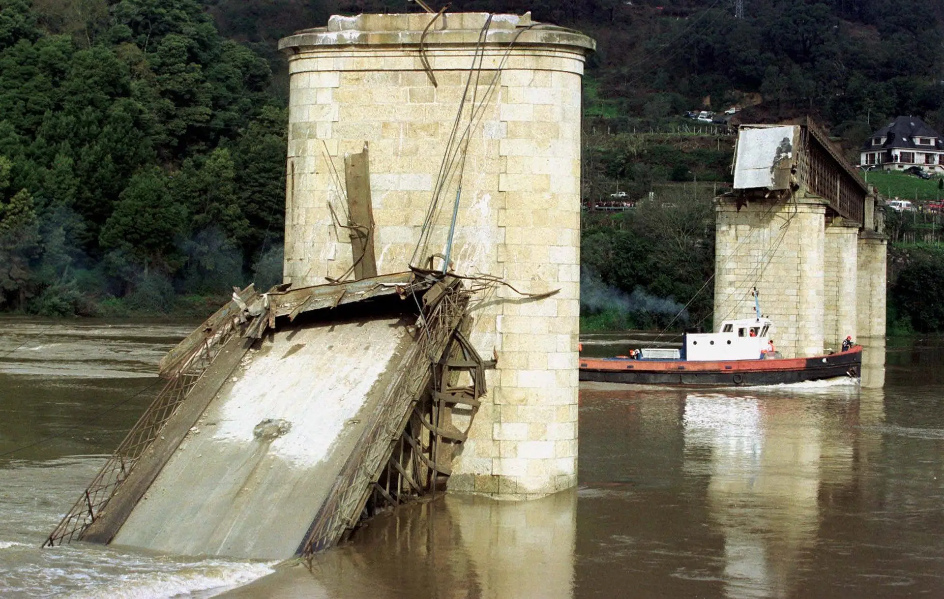 18 anos após a tragédia de Entre-os-Rios ainda há promessas por cumprir ...