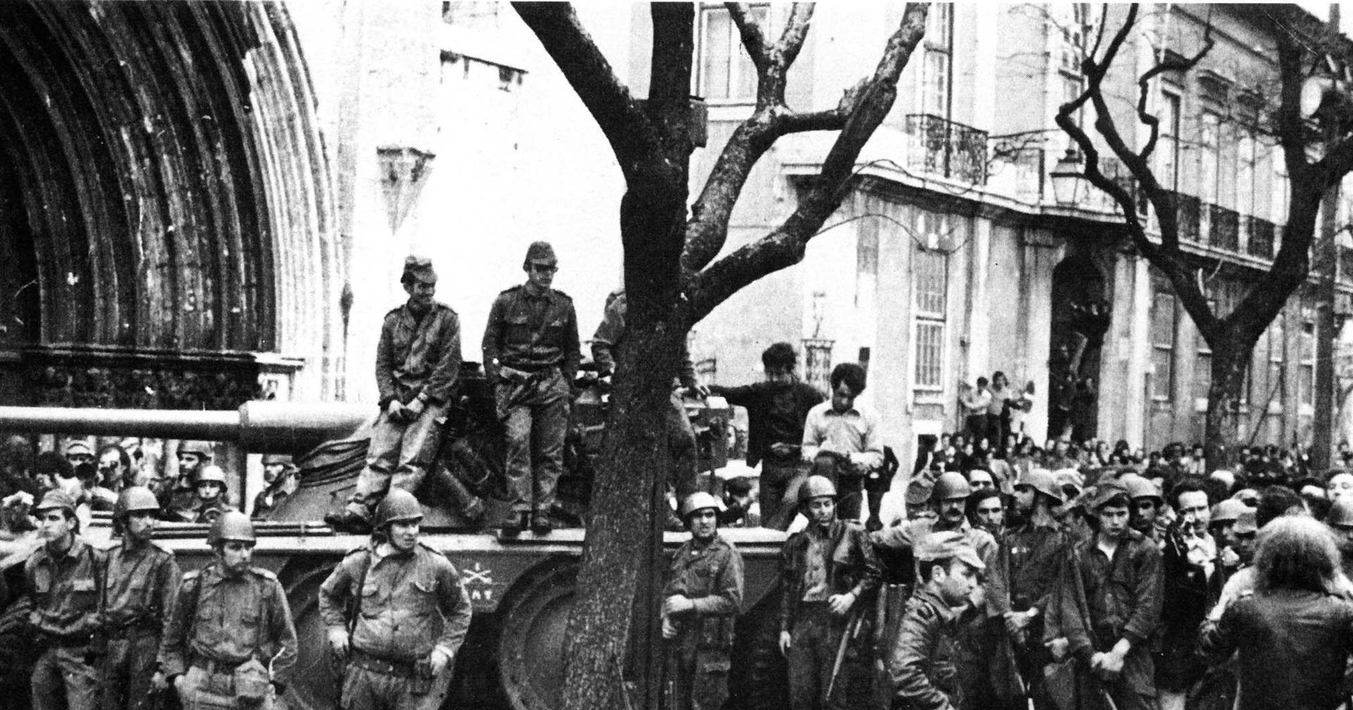 As 24 horas que em 1974 mudaram a História de Portugal - SIC Notícias