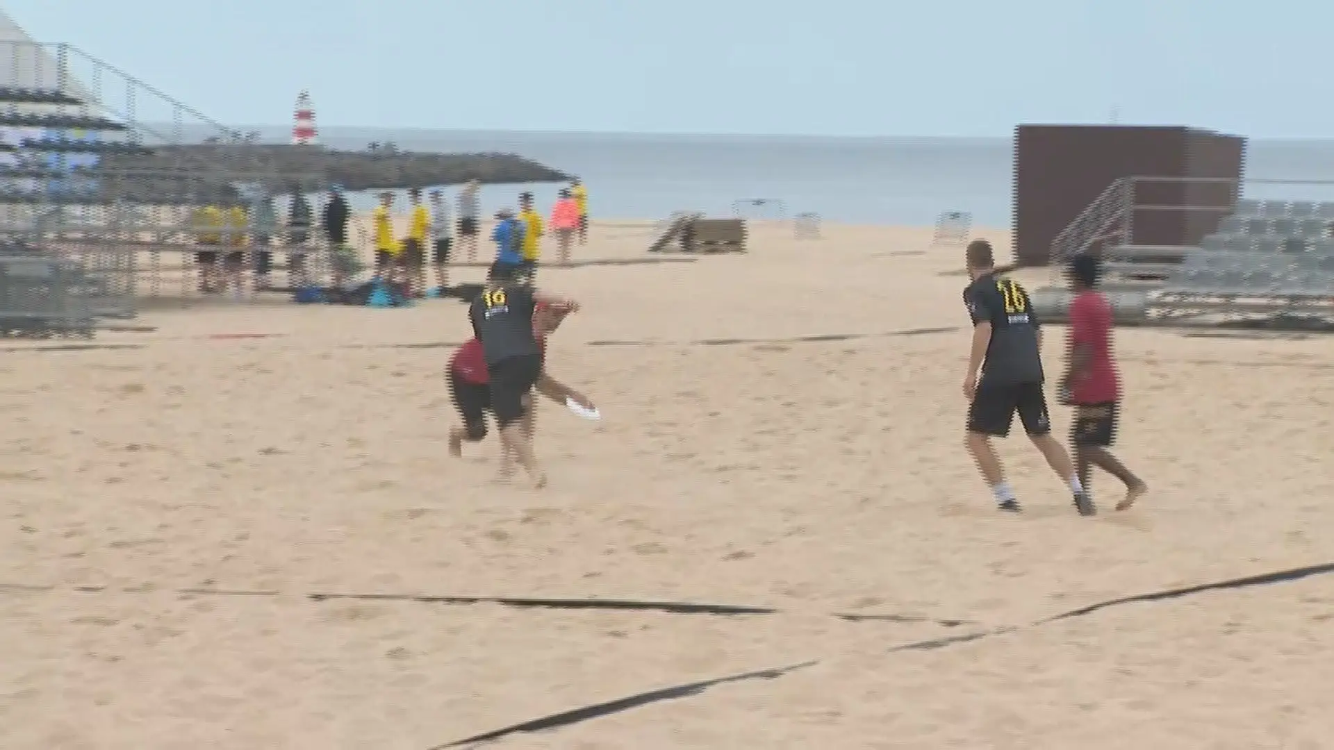Modalidade que nasceu do jogo com disco de praia em competição no ...