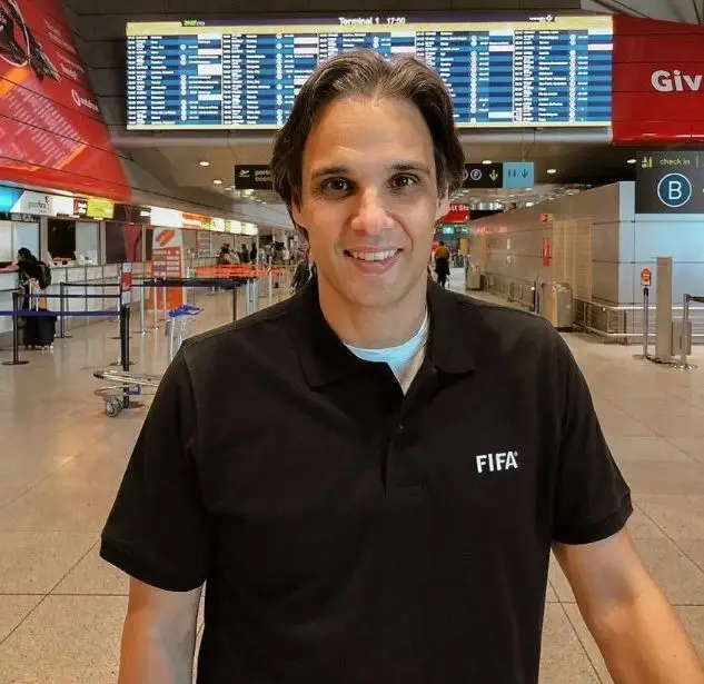 Nuno Gomes visita cidade da Beira em missão da FIFA Foundation - SIC ...