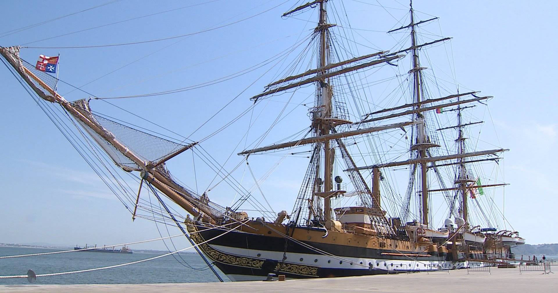 Navio italiano Amerigo Vespucci em Lisboa - SIC Notícias