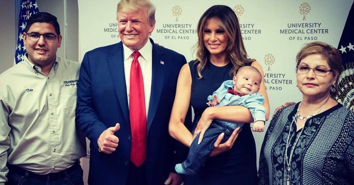 A fotografia de Donald Trump com bebé órfão que está a gerar polémica ...