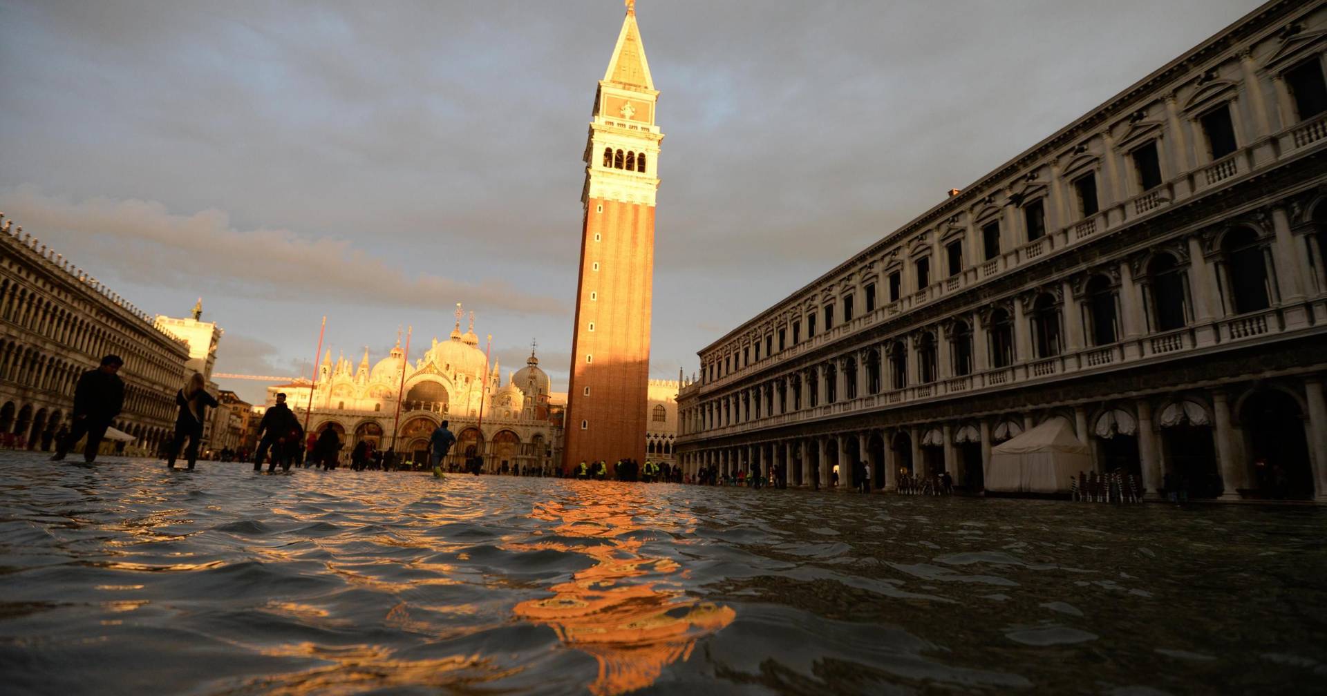 Água voltou a subir em Veneza - SIC Notícias