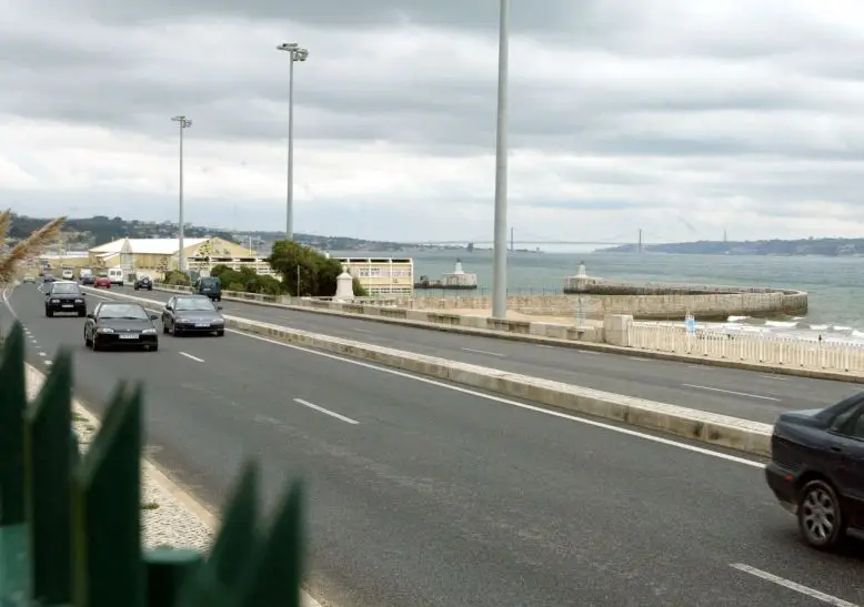 Marginal de Oeiras cortada ao trânsito no sentido Cascais-Lisboa - SIC ...