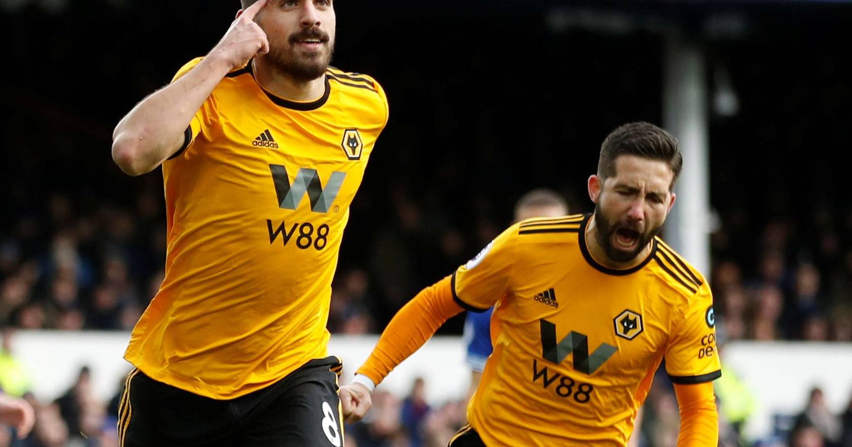 João Moutinho e Rúben Neves em brincadeira na UEFA - SIC Notícias