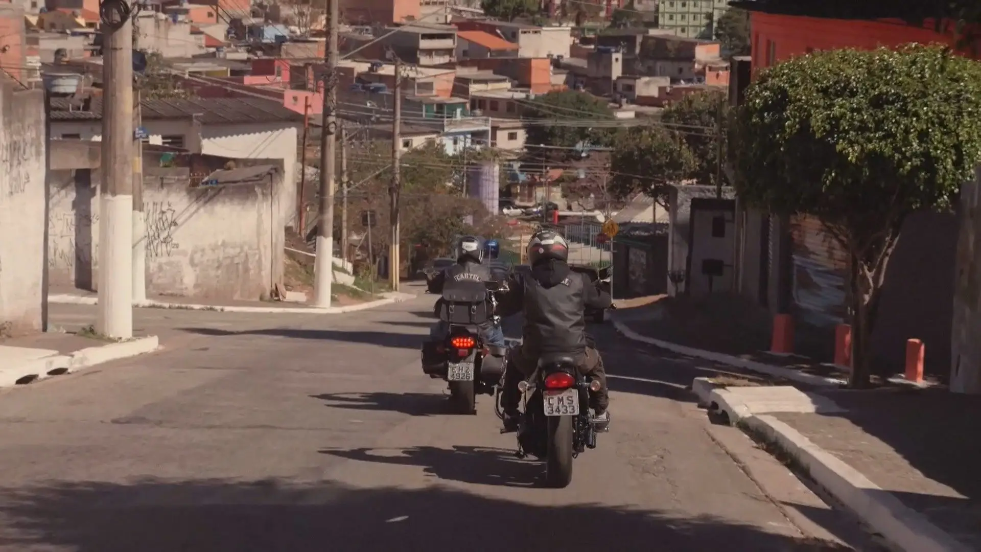 "Anjos do Inferno", o gangue que leva esperança às favelas do Brasil ...