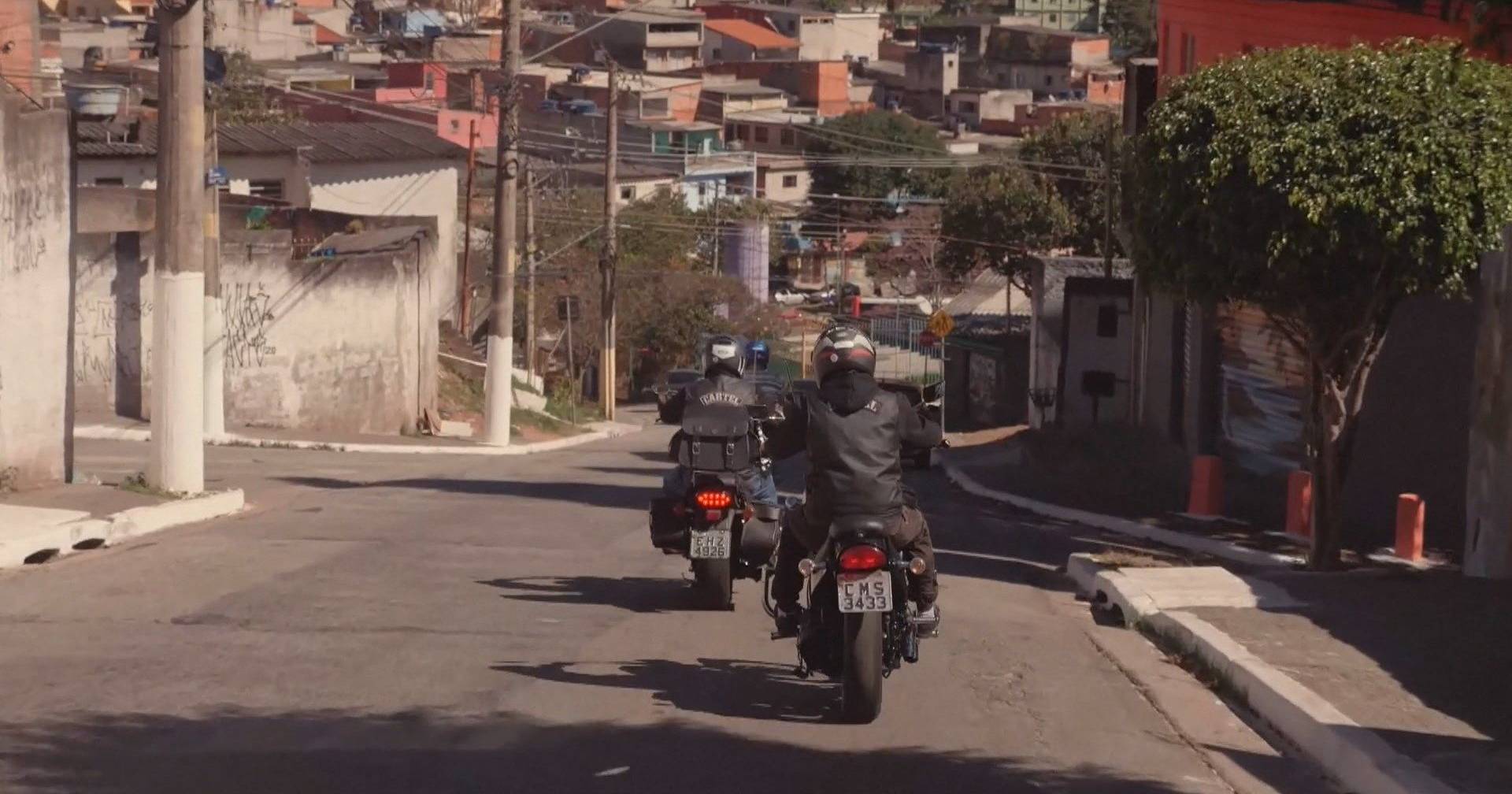 "Anjos do Inferno", o gangue que leva esperança às favelas do Brasil ...