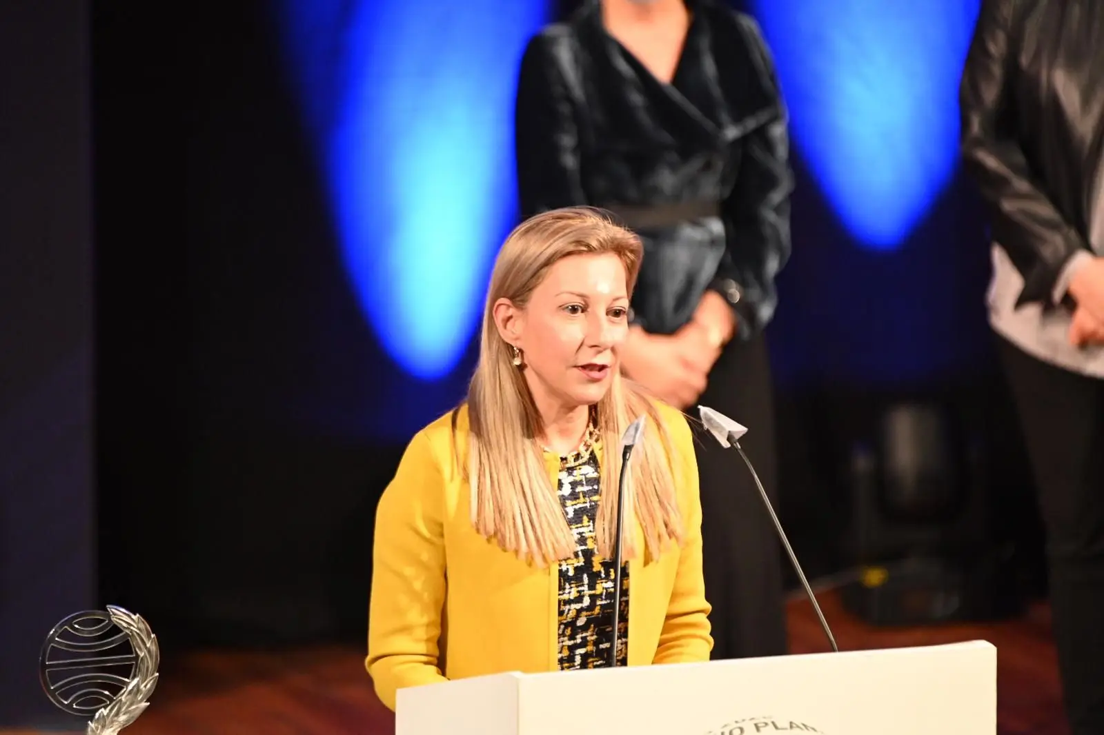 Escritora Eva García Sáenz de Urturi vence Prémio Planeta - SIC Notícias