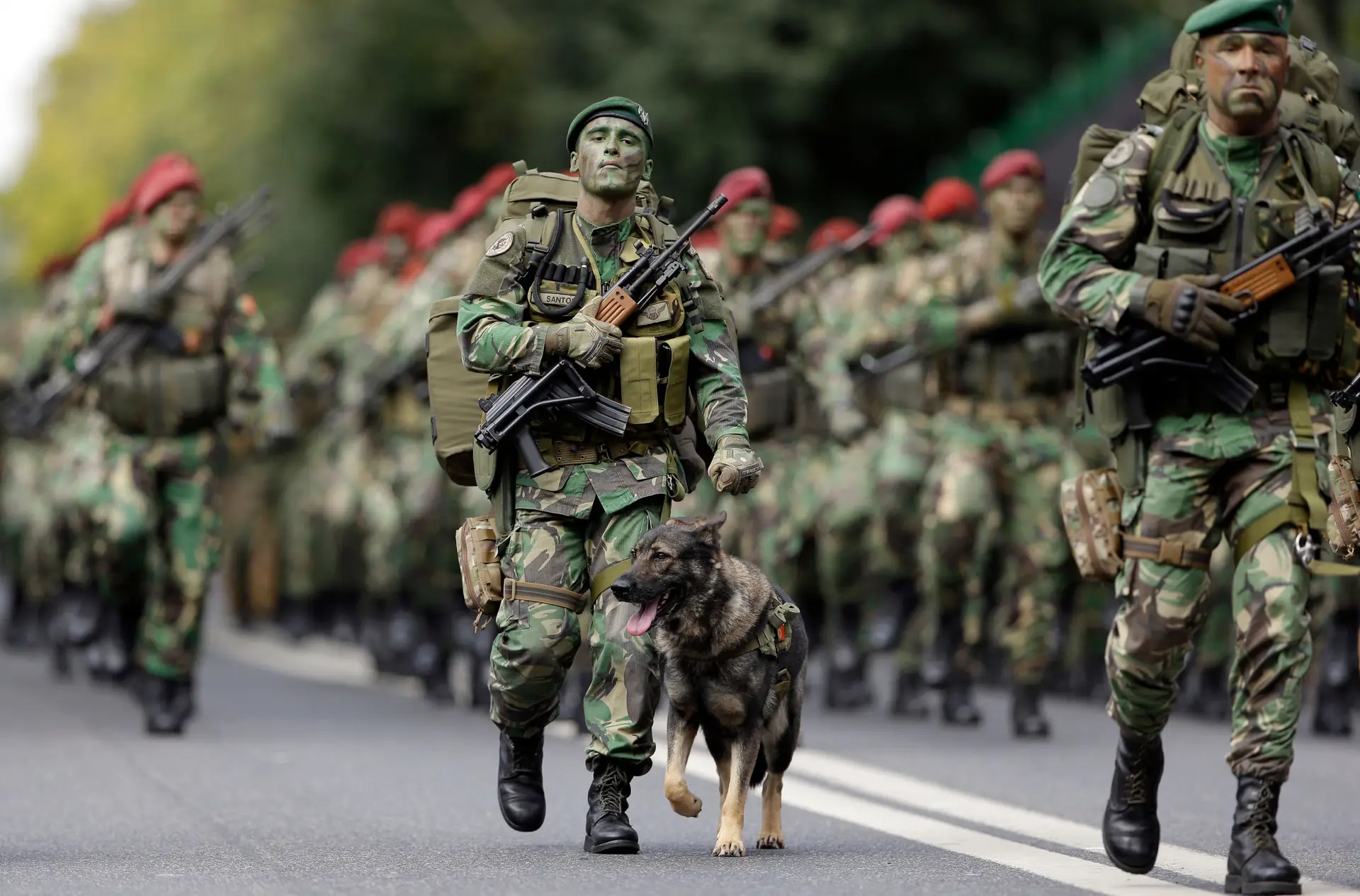 160 militares portugueses partem para a Roménia em missão da NATO - SIC ...