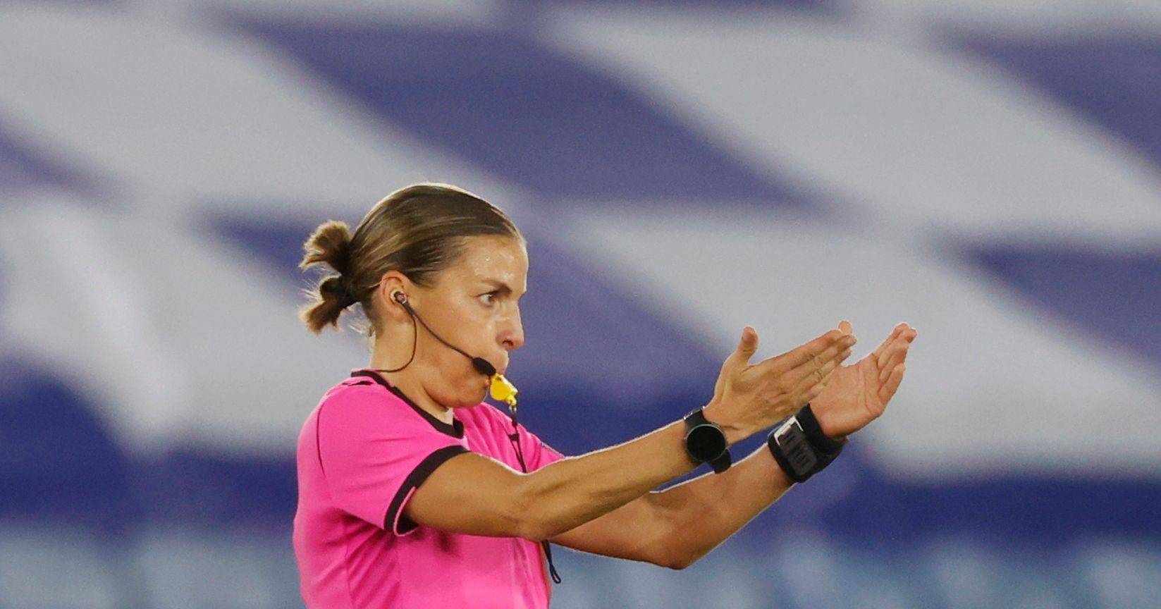 Stéphanie Frappart vai ser a primeira mulher a arbitrar um jogo da ...