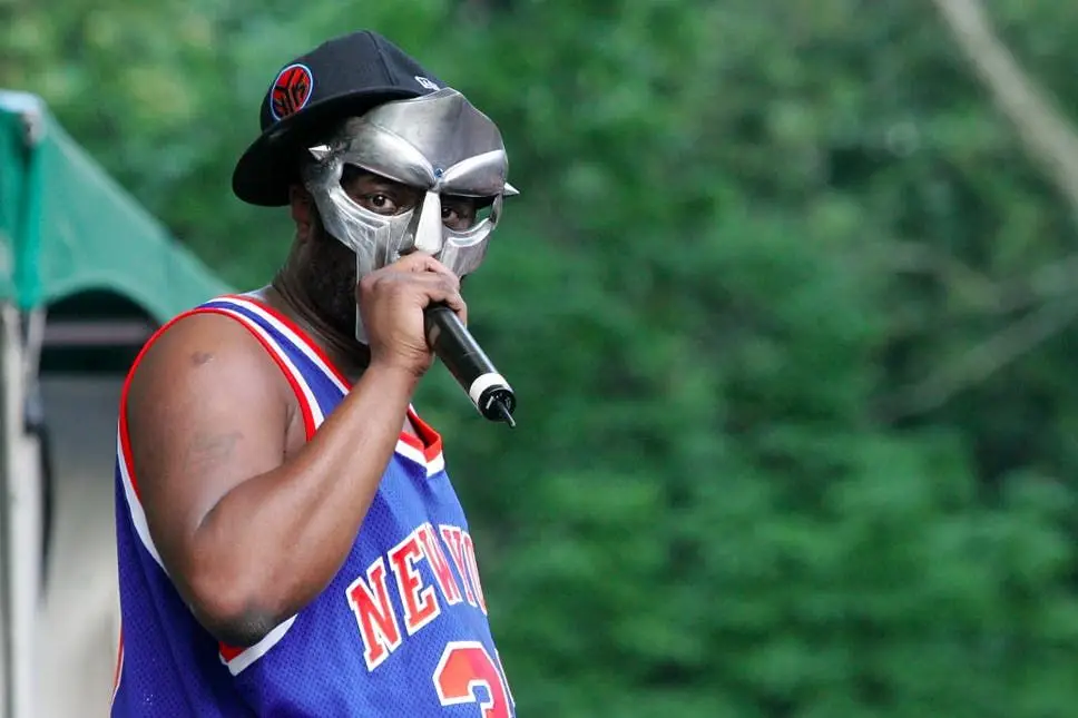 Rapper e produtor britânico MF Doom morreu aos 49 anos - SIC Notícias